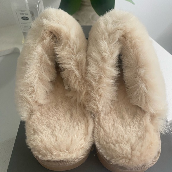Style & Co. | Shoes | Style Co Cream Plush Slippers Im 7 Half Size And ...